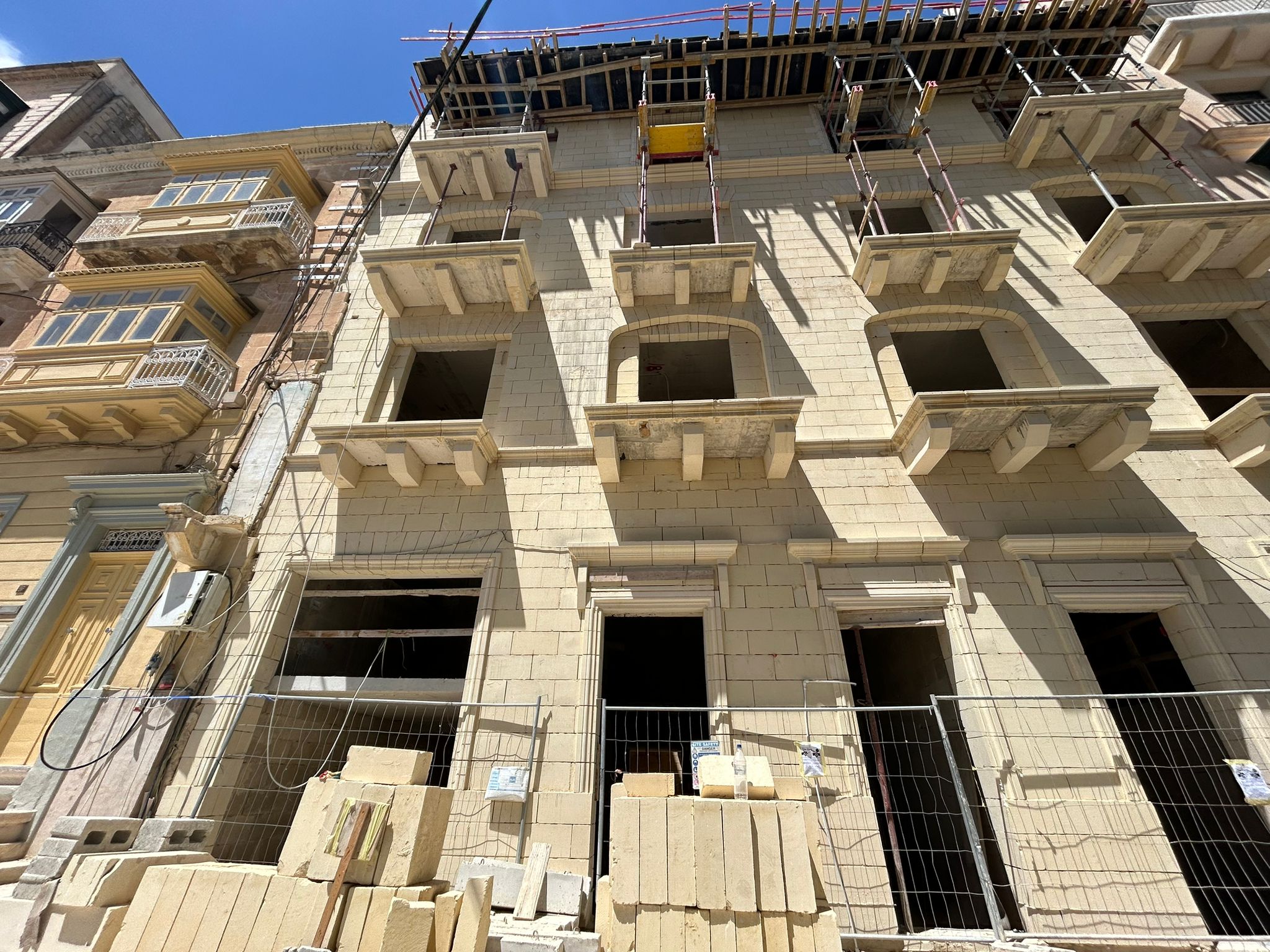 Ħaddiema jweġġgħu gravi wara li qabżu fuq bejt tal-ġirien u sfronda s ...