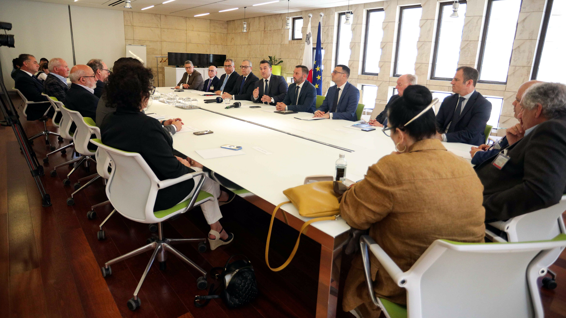 PN in meeting with MCESD members on the country's present situation ...