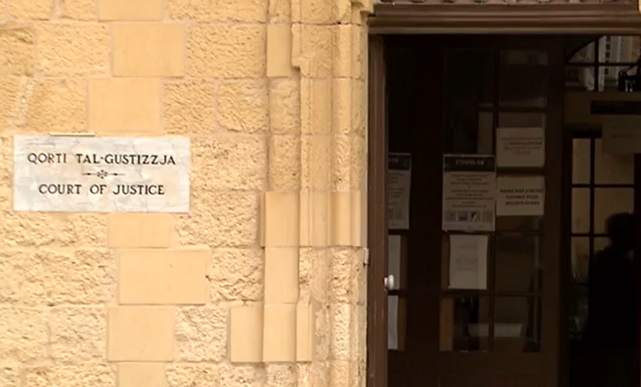 Missier, omm u bint jispiċċaw il-qorti wara argument fuq il-bejgħ tad ...