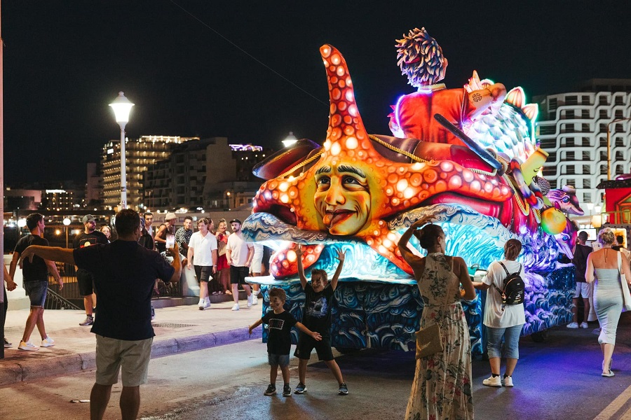 Ara: Buġibba ppakkjata bin-nies għall-Karnival tas-Sajf - TVMnews.mt