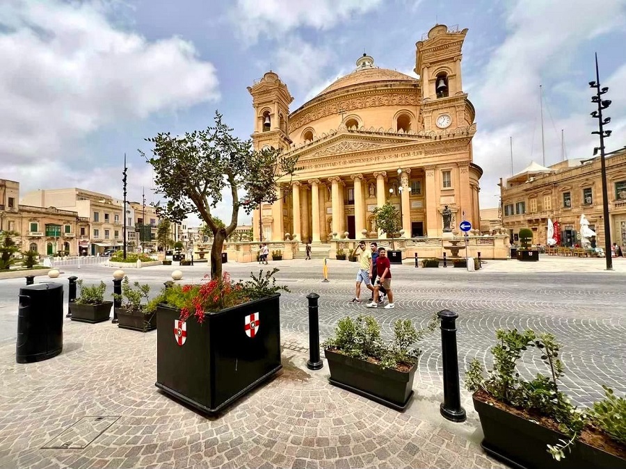 Mosta square: closed to traffic on Friday and Saturday evenings ...