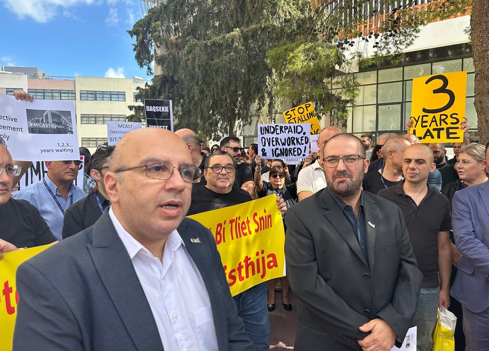 MUT protests against MCAST over Collective Agreement - TVMnews.mt