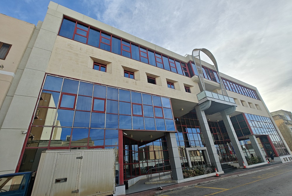 Il-PL jgħid li l-PN jogħxa bit-tmaqdir u jaqa' fil-muta meta titfaħħar ...