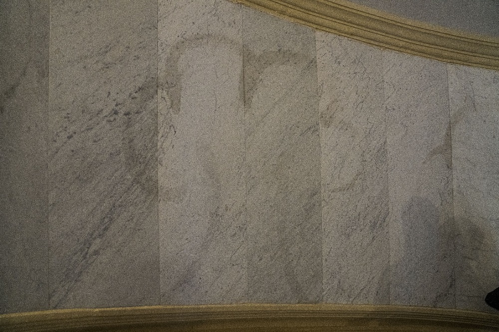 Impjegat ta' kuntrattur arrestat wara li nqabad ipinġi mal-ħajt tat ...