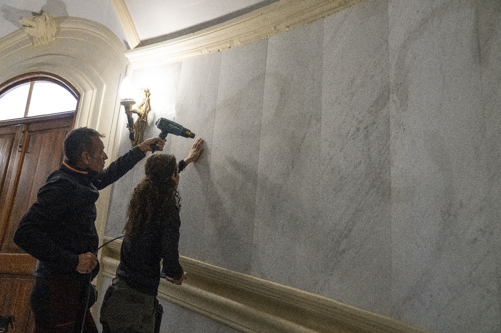 Impjegat ta' kuntrattur arrestat wara li nqabad ipinġi mal-ħajt tat ...