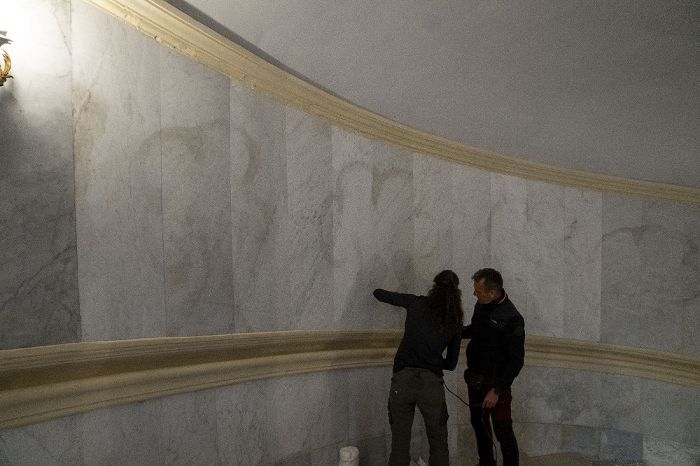 Impjegat ta' kuntrattur arrestat wara li nqabad ipinġi mal-ħajt tat ...