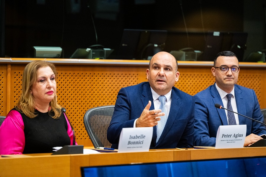 L-MEP Peter Agius b'diskussjoni fil-PE dwar il-kostruzzjoni f'Malta ...