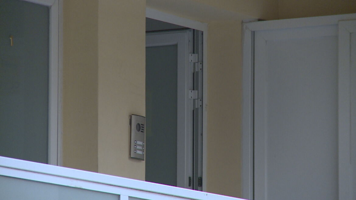 Arrestata mara li allegatament sakkret raġel fil-gallarija u serqitu ... Arrestata mara li allegatament sakkret raġel fil-gallarija u serqitu ...