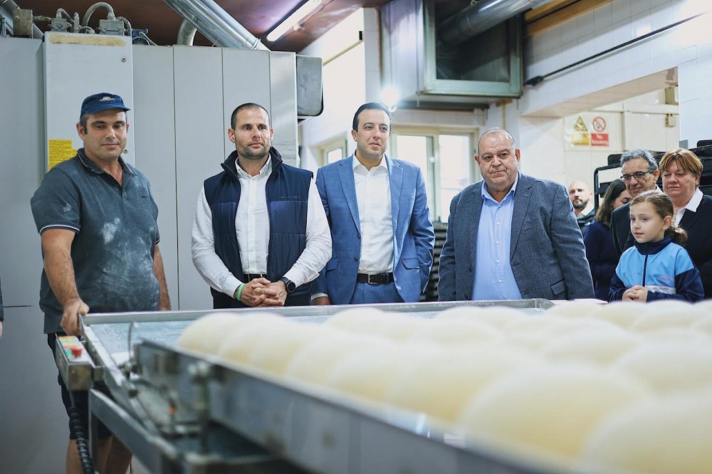 Il-Prim Ministru jżur żewġ postijiet ta' negozju waqt żjara f'Għawdex ...