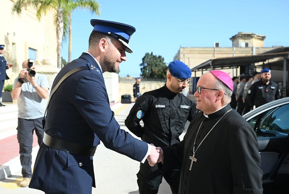L-Arċisqof iżur il-Ħabs - fost oħrajn jiltaqa' ma' mara tqila - TVMnews.mt