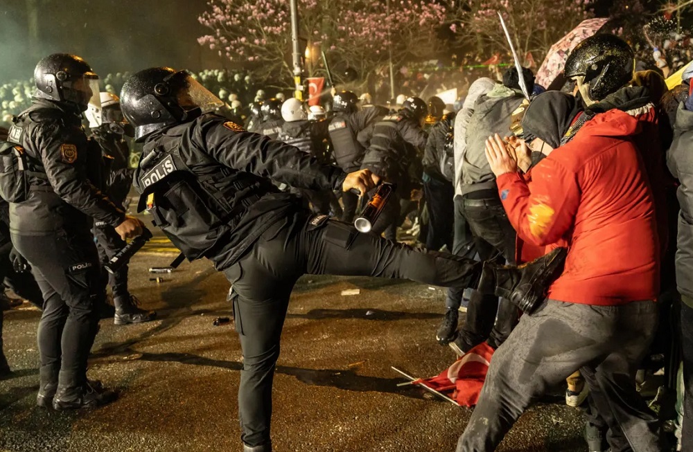 Turkey: thousands protest as President's rival is accused of corruption ...