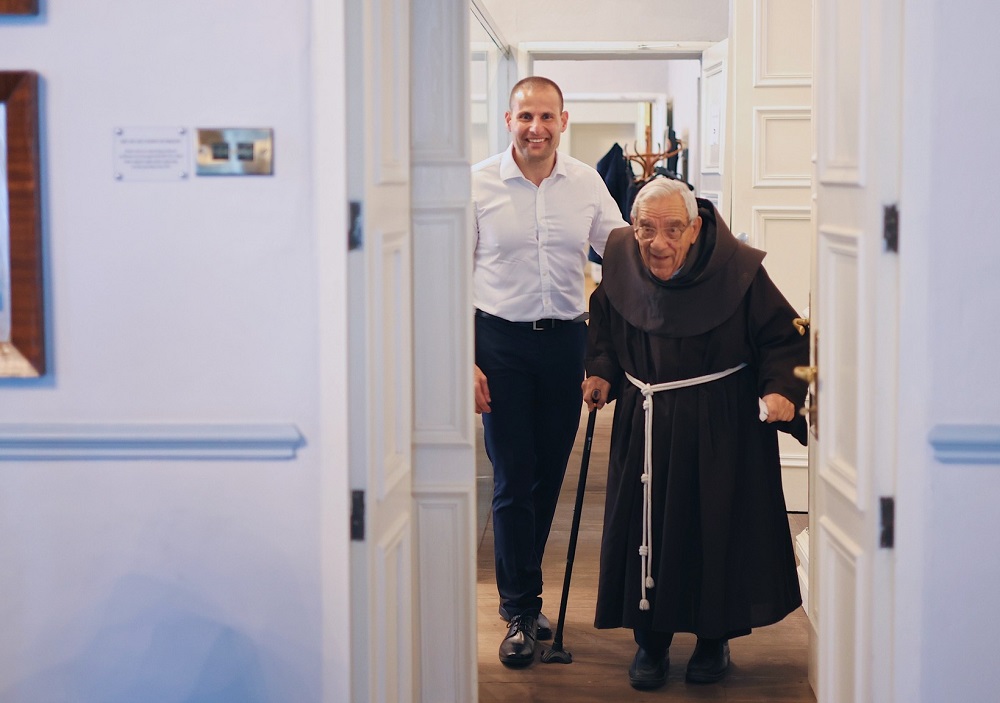 Il-PM jilqa' lil Patri Dijonisju Mintoff f'Kastilja f'għeluq l-94 sena ...