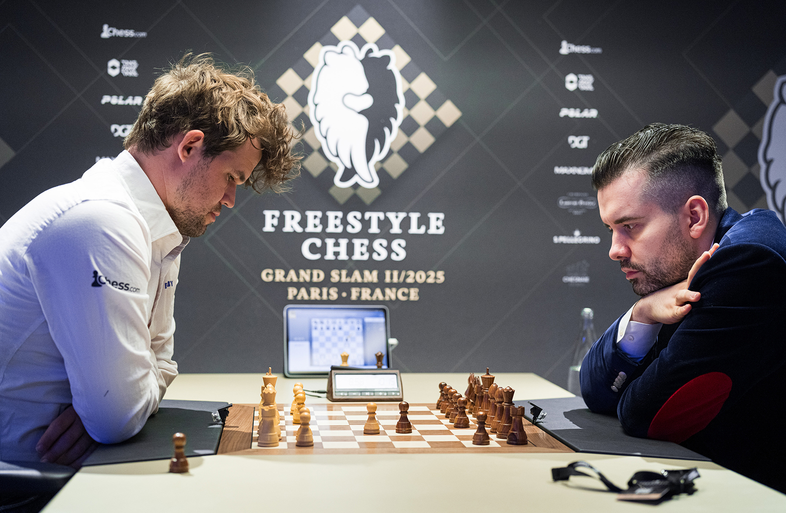 Ian Neponmniachchti kontra Magnus Carlsen fil-Freestyle Chess Grand ...