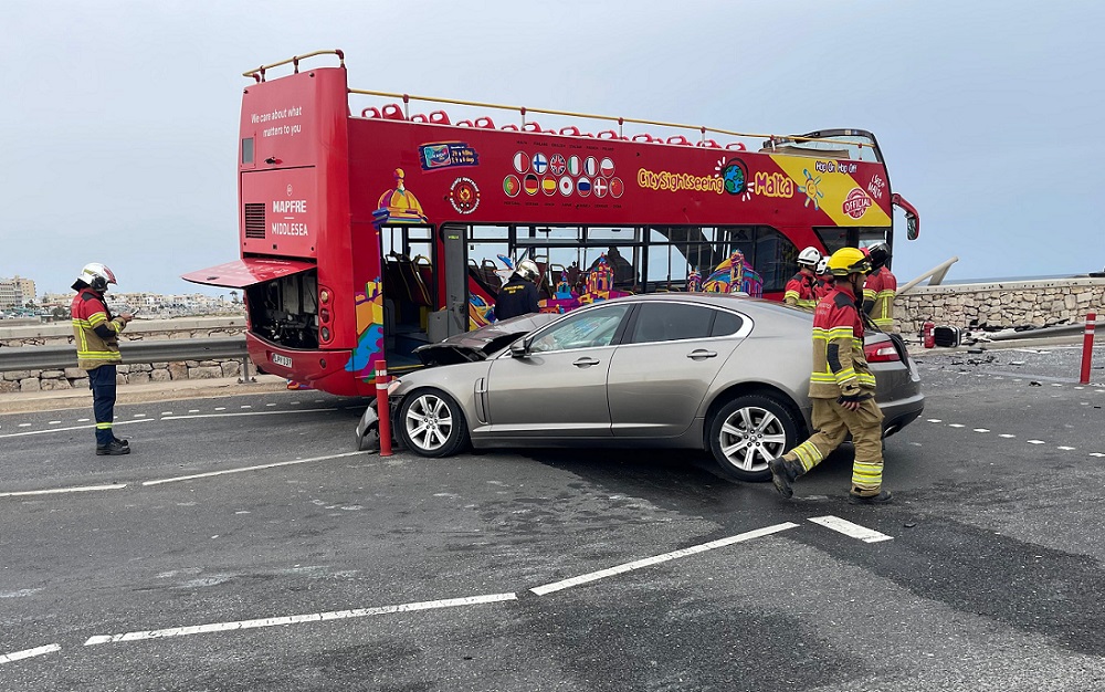 Sitta l-isptar wara ħabta frontali bejn double decker u karozza Jaguar ...