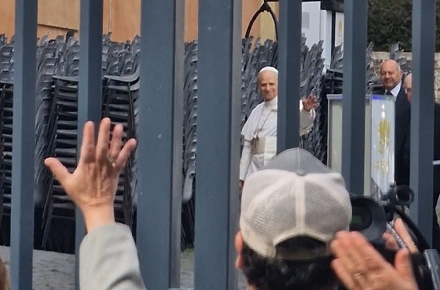 Filmat ta' TVMnews: il-Papa jsellem barra l-appartament tiegħu - TVMnews.mt