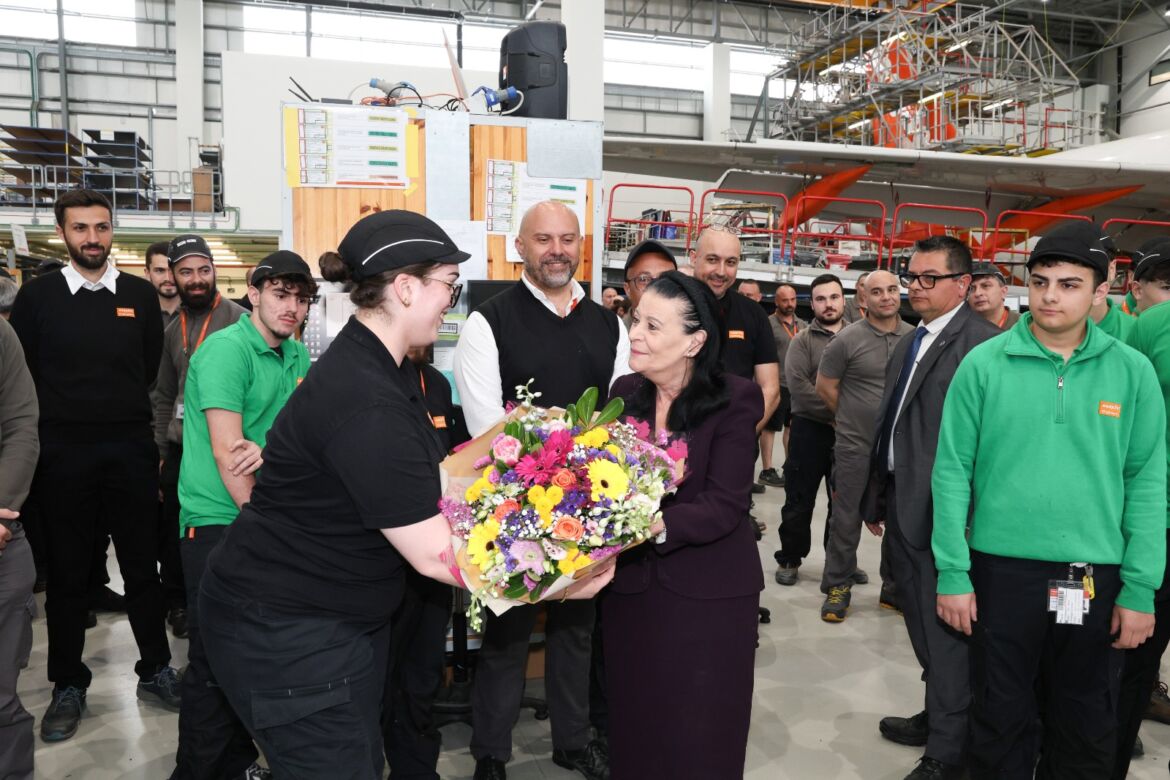 Il-President iżżur il-faċilitajiet ta’ easyJet Engineering fl-ewwel ...
