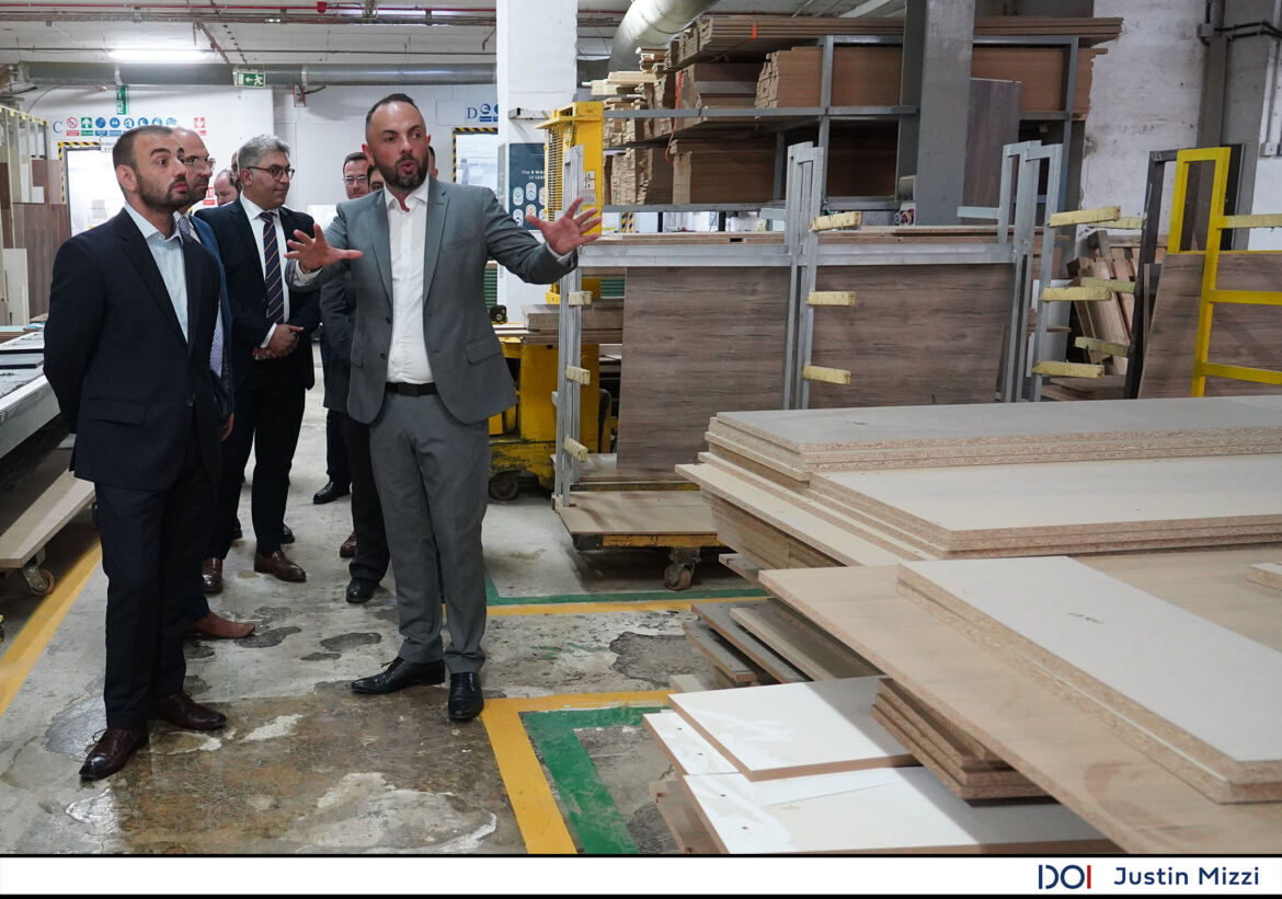 Pjattaforma intelliġenti biex tittrasferixxi l-għarfien bejn il ...