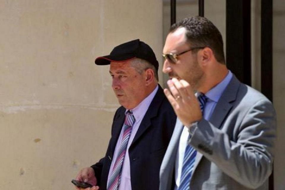 Il-Koħħu beda jibża' li xi ħadd jitfa' aċtu lit-tifla jew jivvalenawh ...