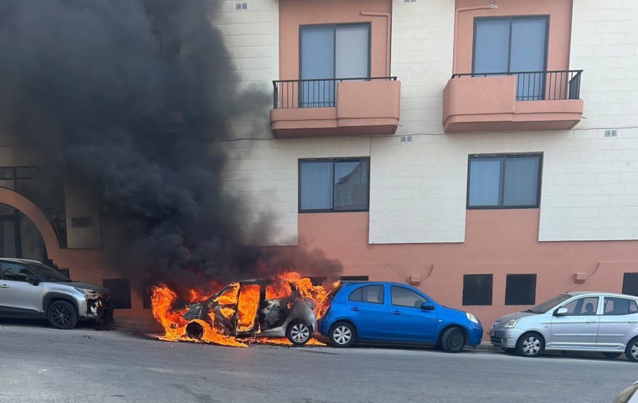 Karozza tieħu n-nar f'San Ġiljan - TVMnews.mt
