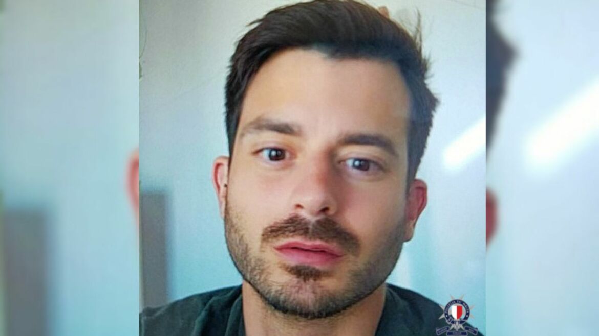 Jan Pace deher l-aħħar liebes ħwejjeġ skuri u beritta ċara kkulurita ...