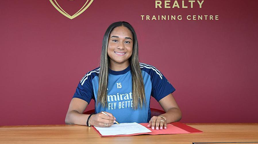 Olivia Smith issir l-ewwel plejer femminili li tiswa' £1miljun - TVMnews.mt