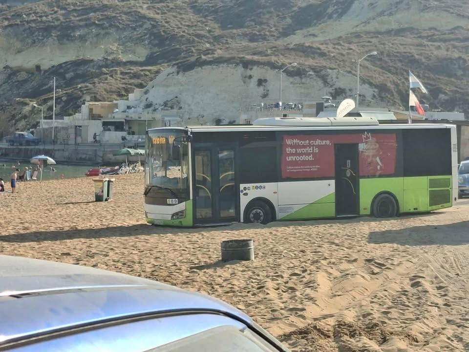 Bus gets stuck in sand because of parked vehicles - MPT - TVMnews.mt