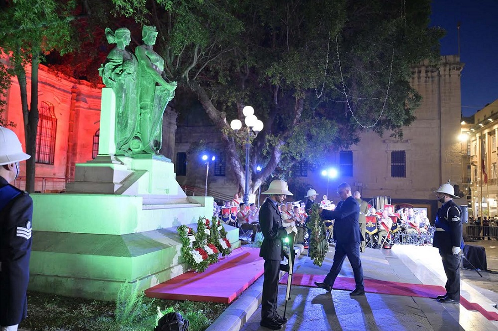 Issir iċ-ċerimonja ta' tqegħid ta' fjuri li tfakkar Jum il-Vitorja ...