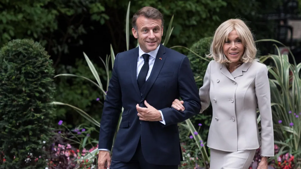 Il-familja Macron se tippreżenta evidenza biex turi li Brigitte hija ...
