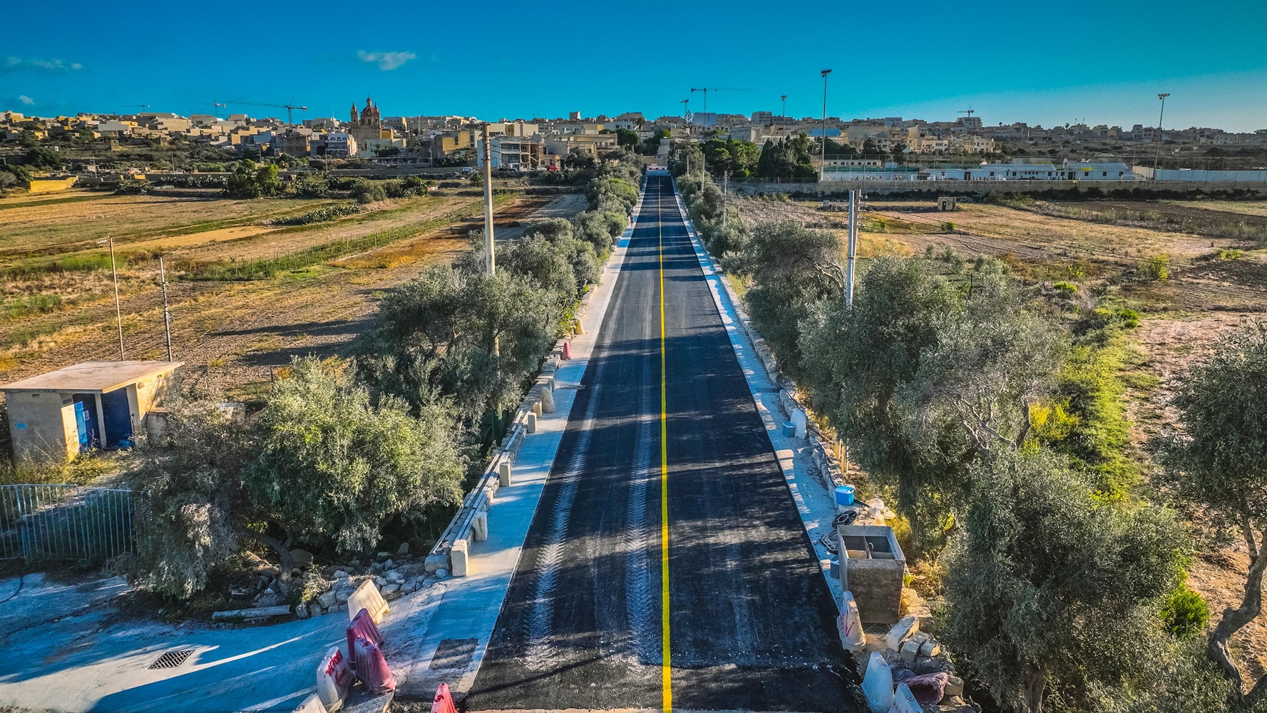 Triq Anton Tabone f’Ta’ Sannat tingħata l-ewwel kisja tarmak wara li ...