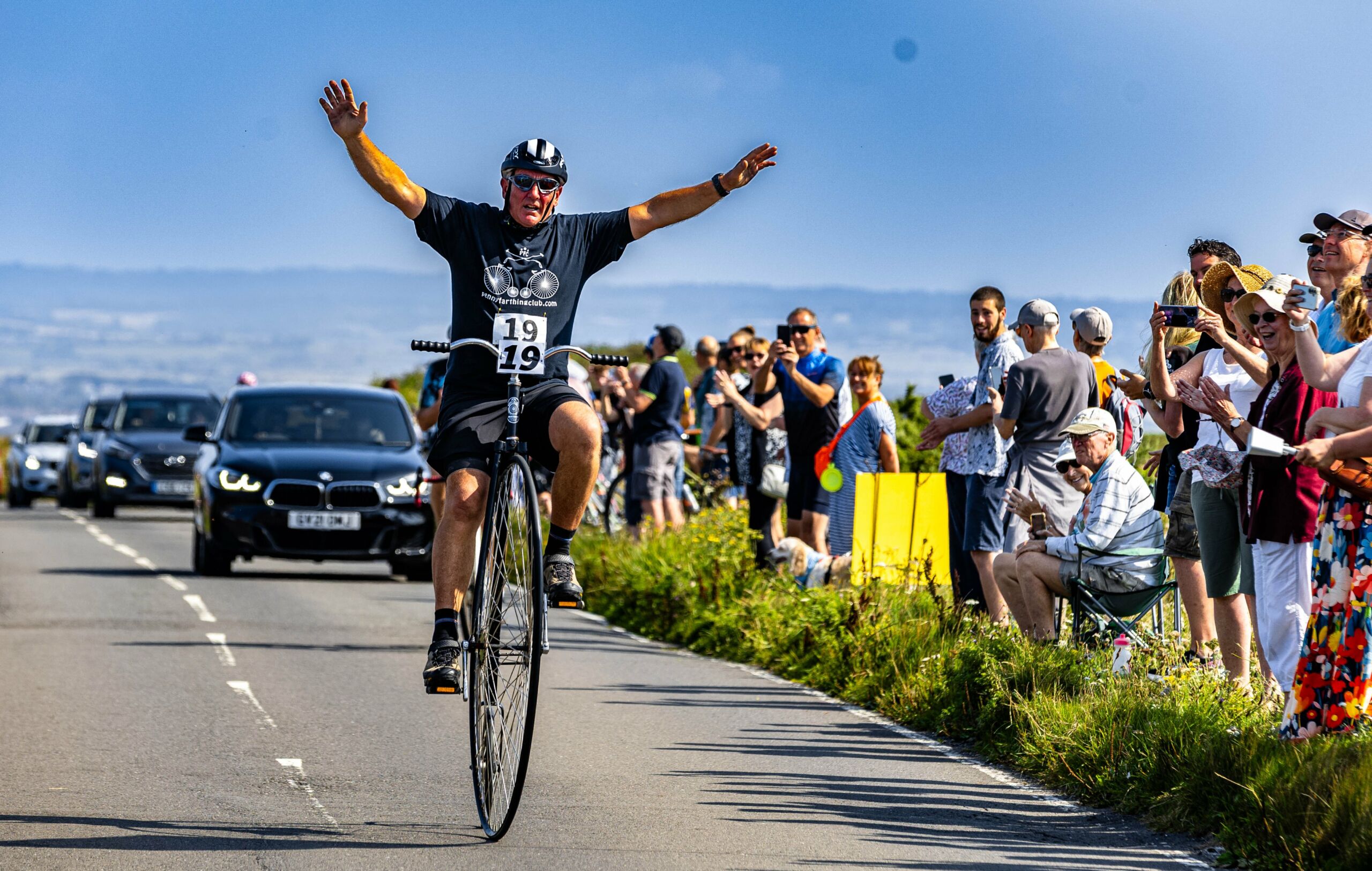 Roger Davies jirbaħ il-Kampjonat Penny Farthing għat-tielet darba ...