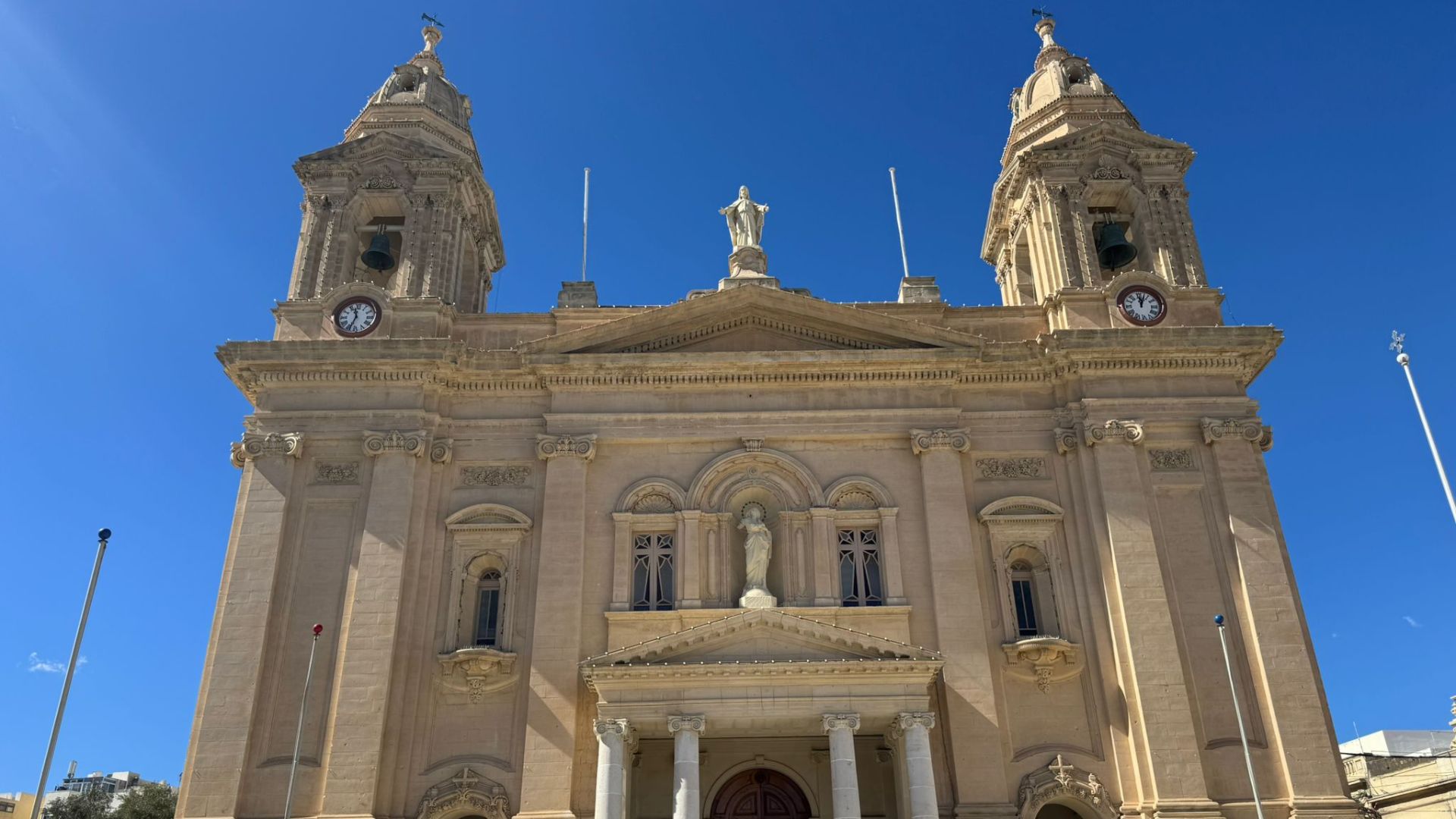 Irrestawrata l-faċċata tal-Knisja Parrokkjali tat-Trinità Qaddisa fil ...