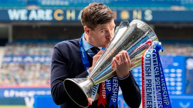 Steven Gerrard ma jħossx li huwa l-ħin it-tajjeb biex jerġa' jingħaqad ...