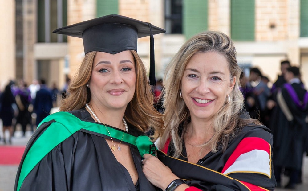 Mother successfully completed thesis and graduated despite her son's ...